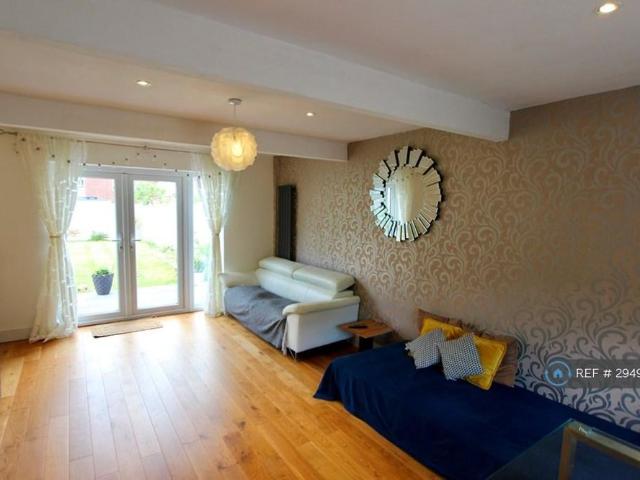 3 bedroom semi detached house to rent
