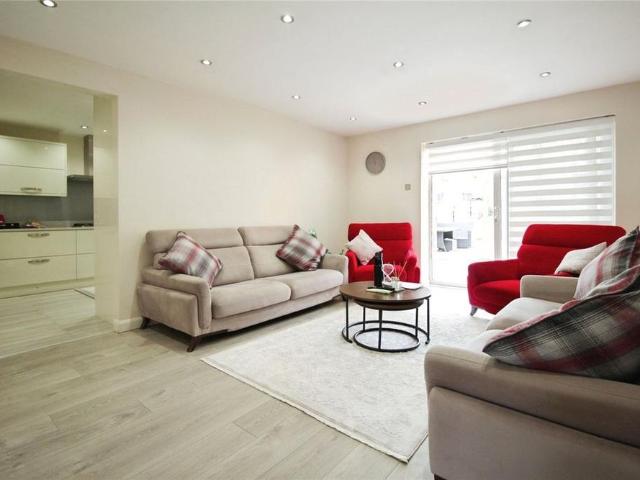 3 bedroom semi detached house to rent