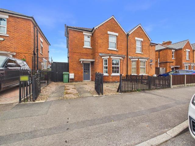 3 bedroom semi detached house to rent