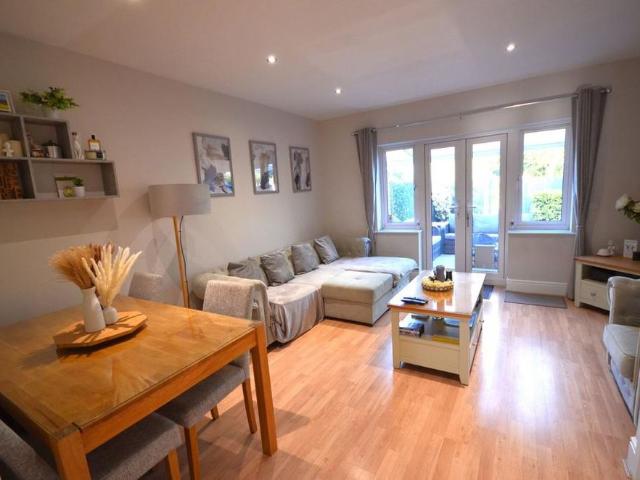 3 bedroom end of terrace house to rent