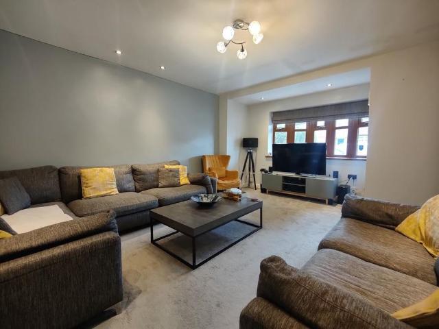 3 bedroom semi detached house to rent