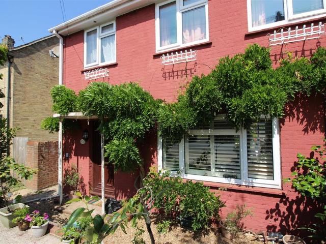 3 bedroom semi detached house to rent