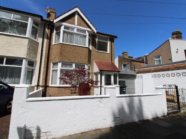 3 bedroom semi detached house to rent