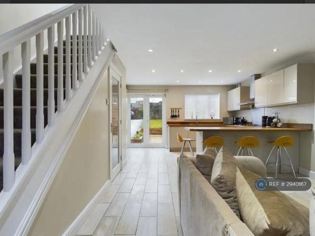 3 bedroom semi detached house to rent
