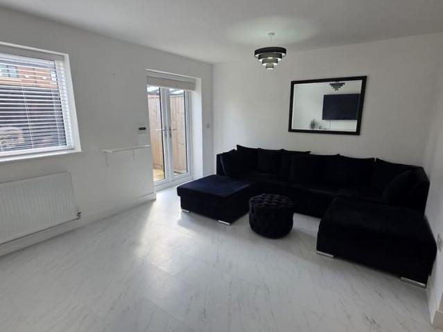 3 bedroom semi detached house to rent