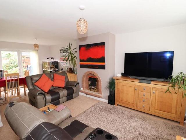 3 bedroom semi detached house to rent