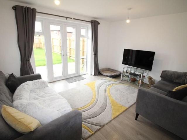 3 bedroom semi detached house to rent
