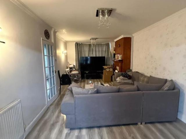 3 bedroom semi detached house to rent