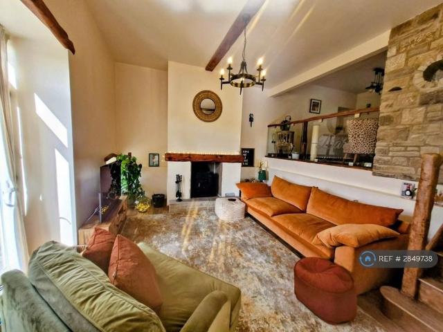 3 bedroom semi detached house to rent