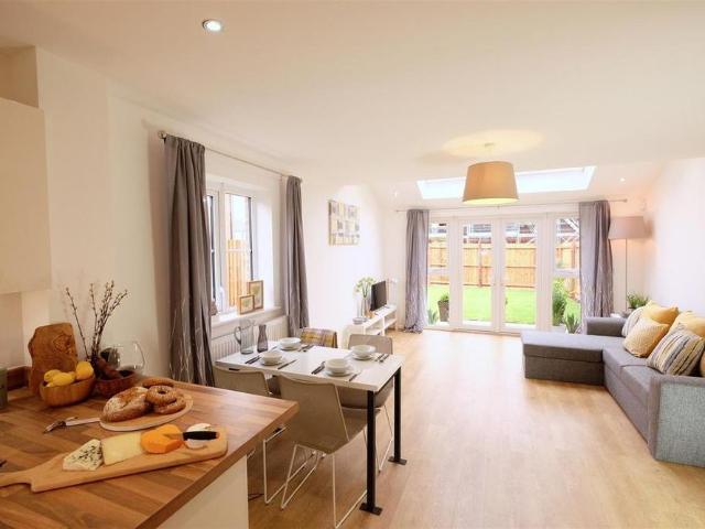 3 bedroom semi detached house to rent