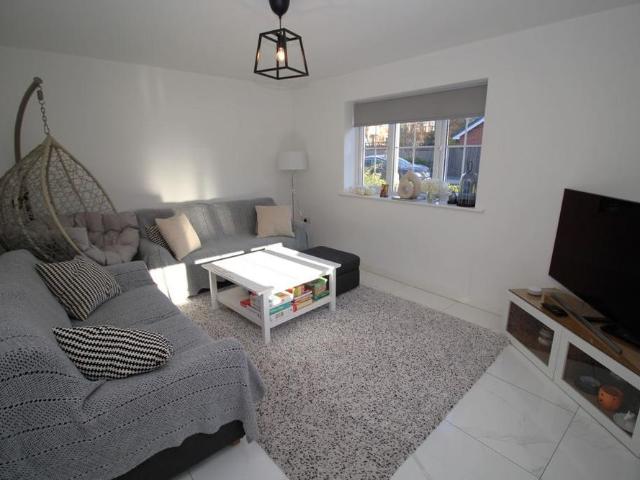 3 bedroom semi detached house to rent