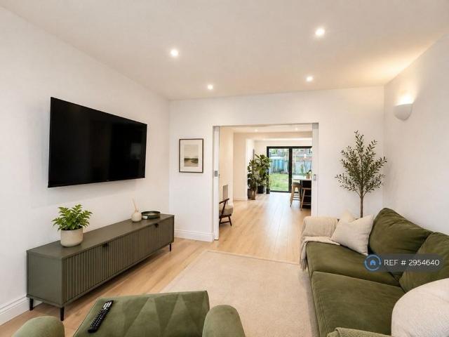3 bedroom semi detached house to rent