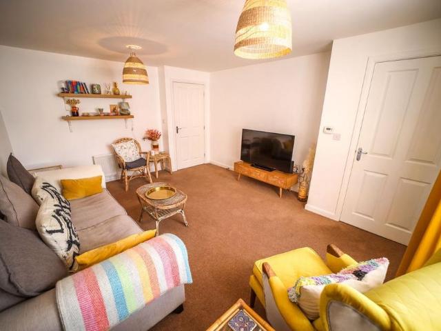 3 bedroom semi detached house to rent