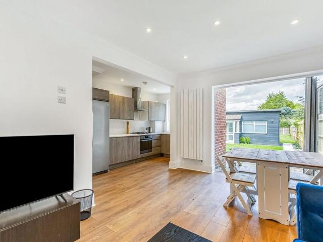 3 bedroom semi detached house to rent