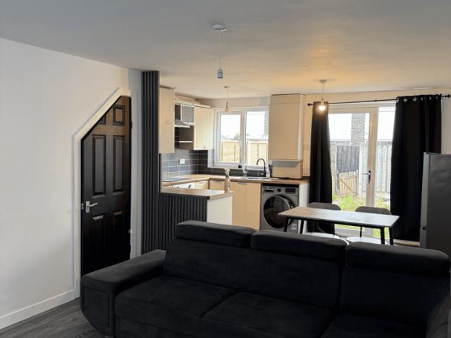 3 bedroom semi detached house to rent