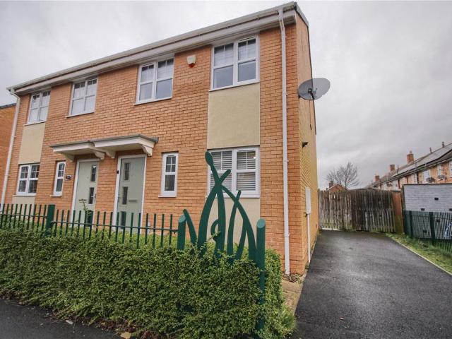 3 bedroom semi detached house to rent
