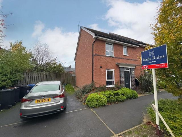 3 bedroom semi detached house to rent