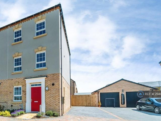 3 bedroom semi detached house to rent