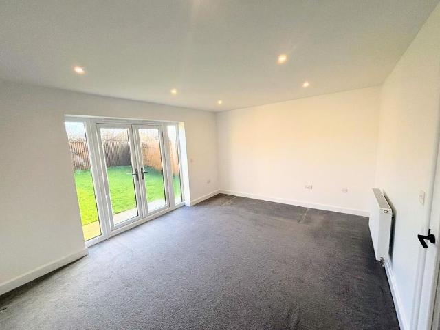 3 bedroom semi detached house to rent