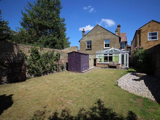 3 bedroom semi detached house to rent