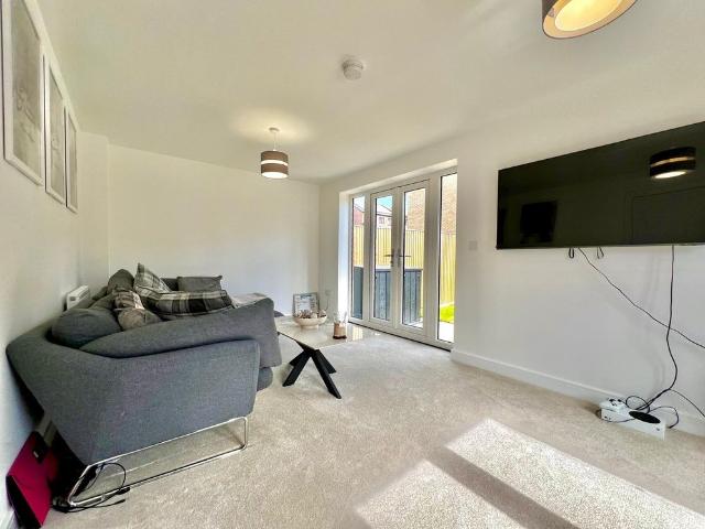 3 bedroom semi detached house to rent