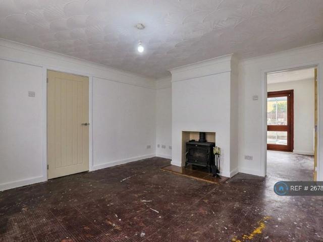 3 bedroom semi detached house to rent