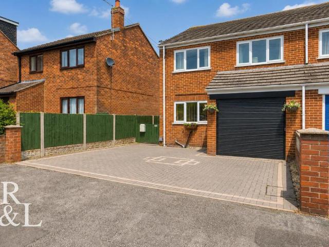3 bedroom semi detached house for sale