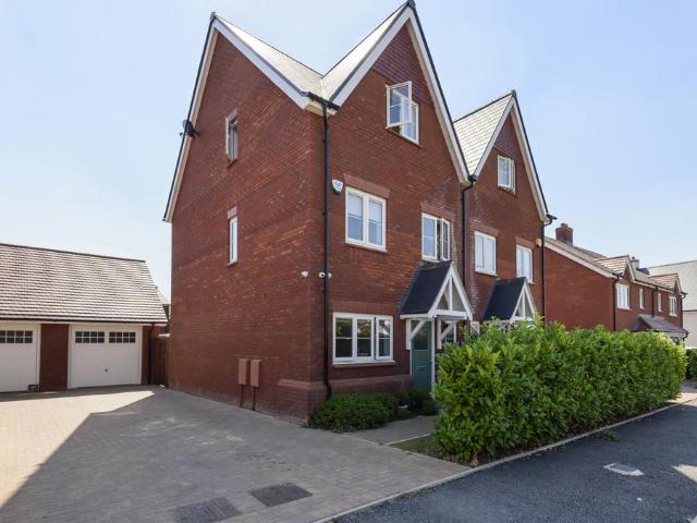 3 bedroom semi detached house for sale