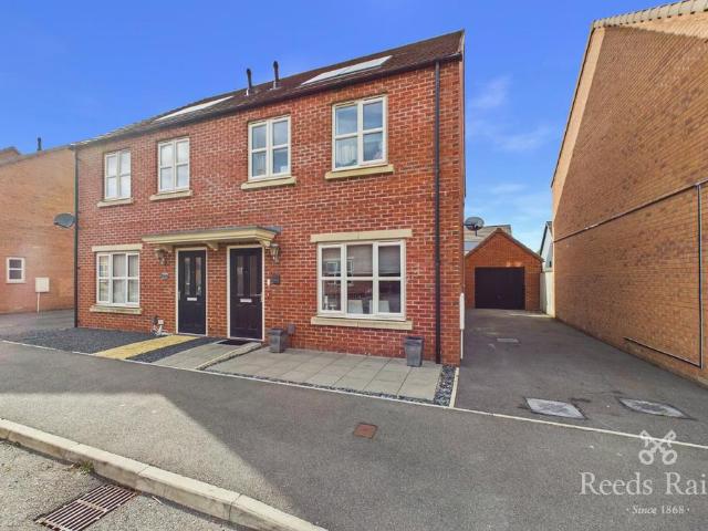 3 bedroom semi detached house for sale
