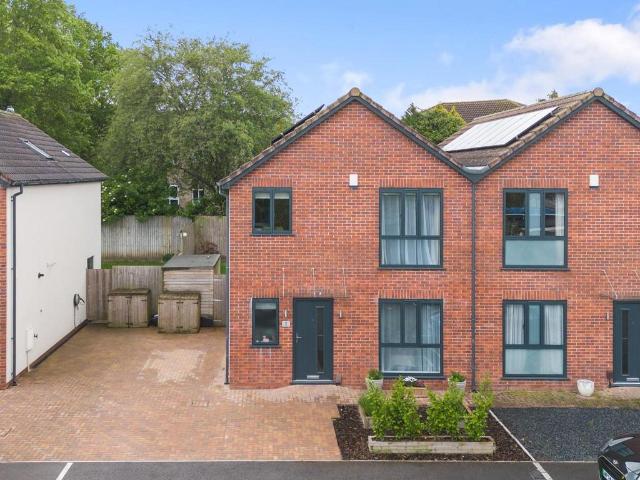 3 bedroom semi detached house for sale