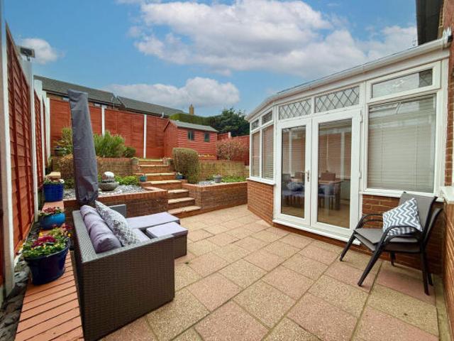 3 bedroom semi detached house for sale in Tameton Close, Luton, LU2