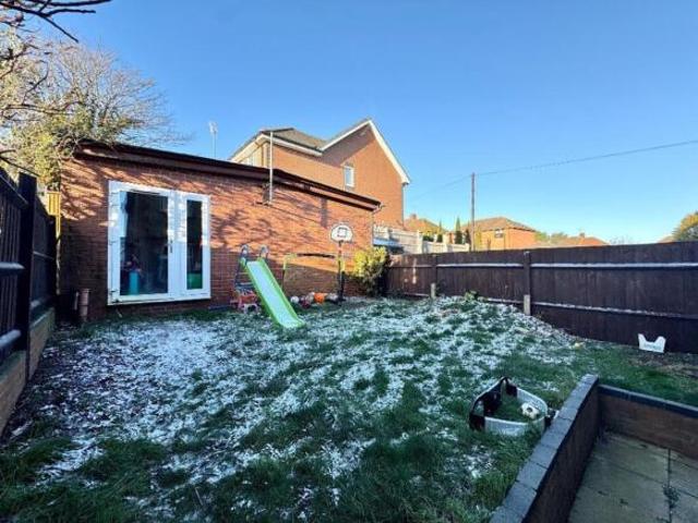 3 bedroom semi detached house for sale in Taunton Avenue, Luton, LU2