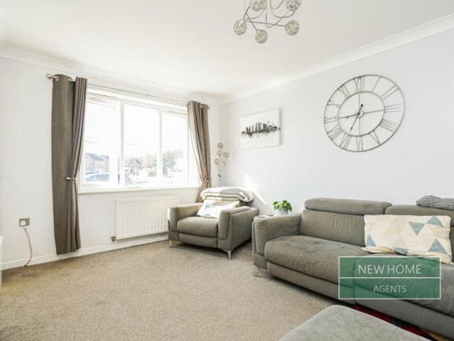 3 bedroom semi detached house for sale in Thornroyd Drive, Bradford, BD4 0NR, BD4