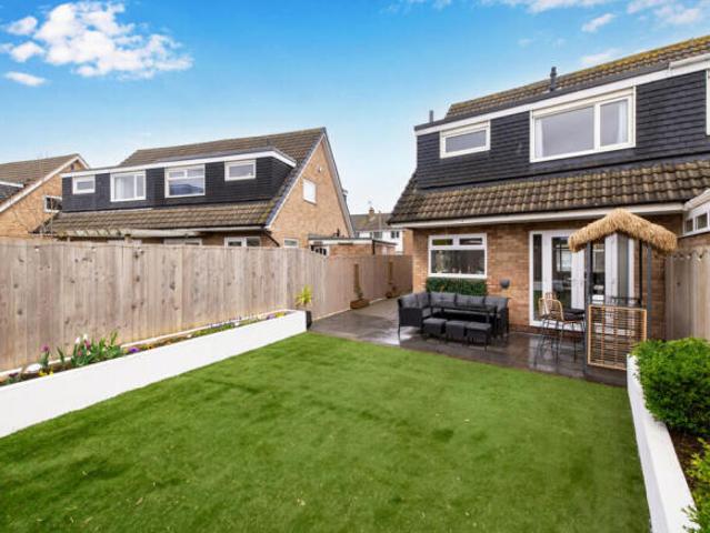 3 bedroom semi detached house for sale in Thames Drive, Leeds, LS25