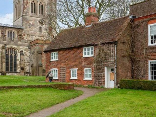 3 Bedroom Semi detached House For Sale In Toddington, Bedfordshire
