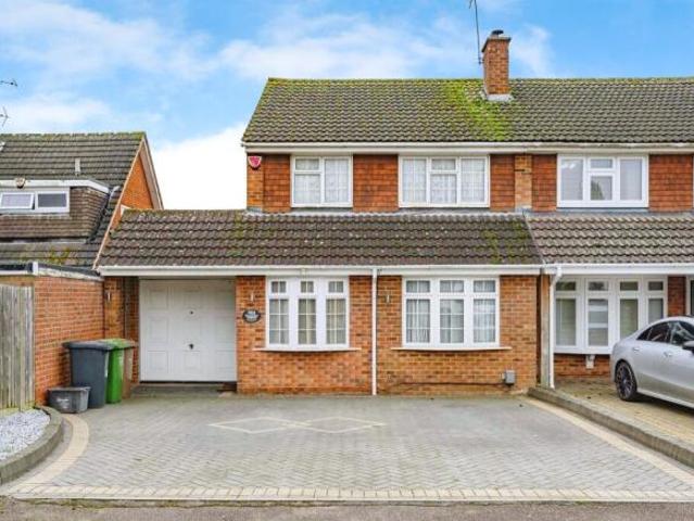 3 bedroom semi detached house for sale in Turnpike Drive, Luton, LU3