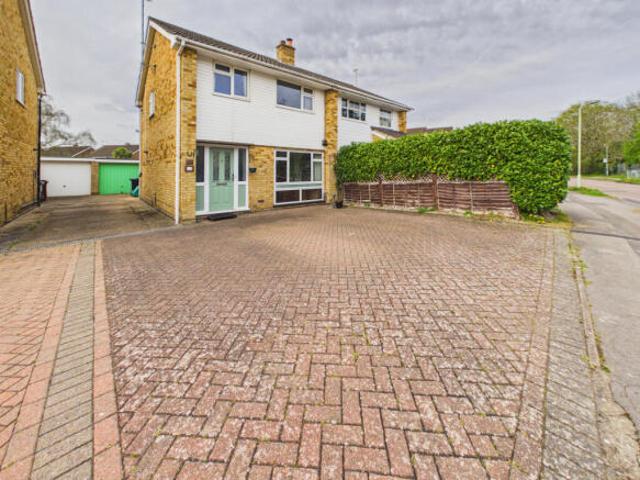 3 bedroom semi detached house for sale in Vauxhall Dr, Woodley, RG5