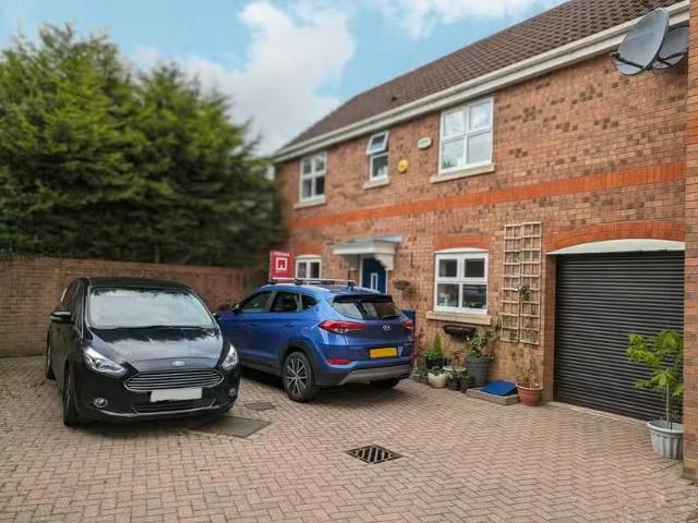 3 bedroom semi detached house for sale in Wadbarn, partens Hea.