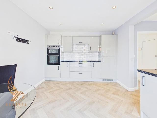 3 bedroom semi detached house for sale in Warmsworth Road, Doncaster, DN4