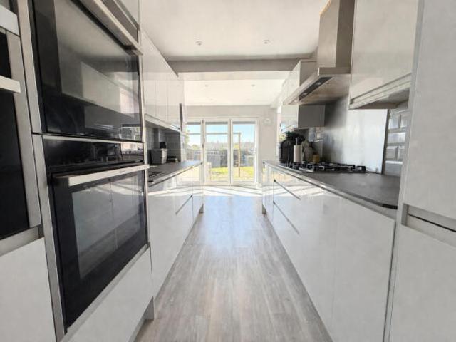 3 bedroom semi detached house for sale in Weedon Road, Swindon, SN3 4, SN3