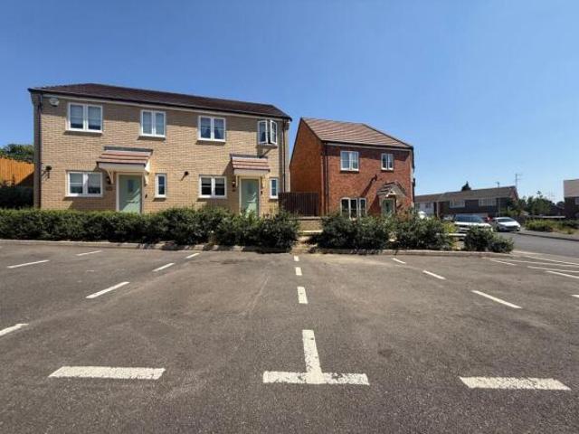 3 bedroom semi detached house for sale in Weltmore Road, Luton, LU3