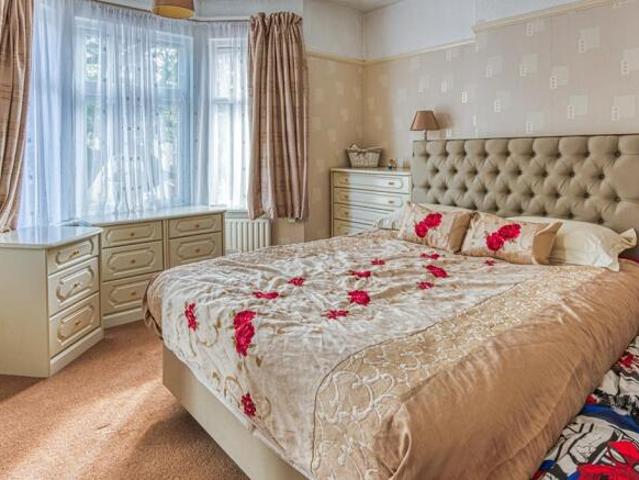3 bedroom semi detached house for sale in Westfield Road, Bedford, MK40 4DQ, MK40