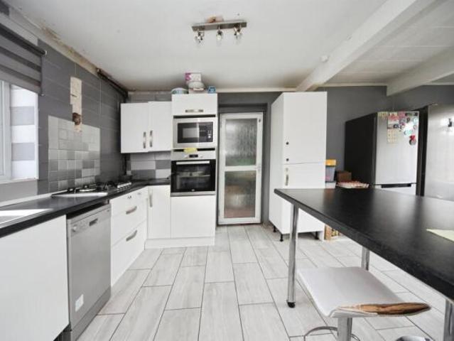 3 bedroom semi detached house for sale in Whipperley Way, Luton, LU1