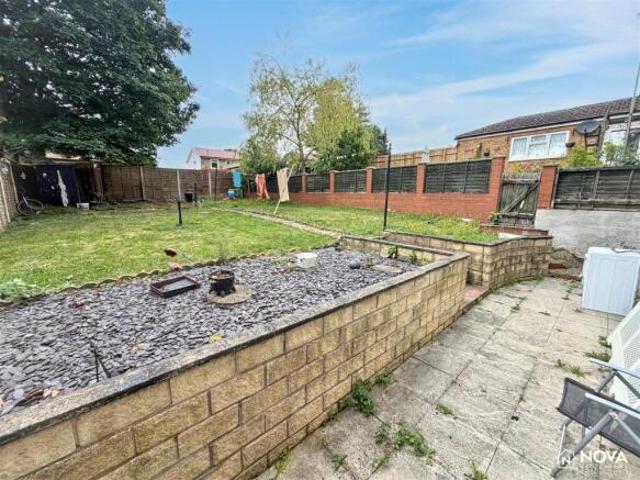 3 bedroom semi detached house for sale in Williton Road, Luton, LU2
