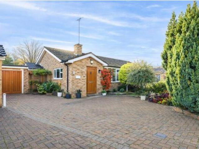 3 bedroom semi detached house for sale in Willow Way, St. Albans, Hertfordshire, AL2