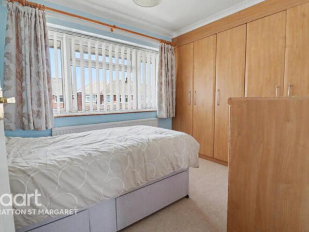 3 bedroom semi detached house for sale in Yiewsley Crescent, Swindon, SN3