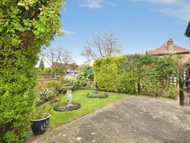 3 bedroom semi detached house for sale in Acacia Avenue, Brentford, TW8
