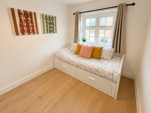 3 bedroom semi detached house for sale in Armstrong Road, Luton, LU2 0FY, LU2