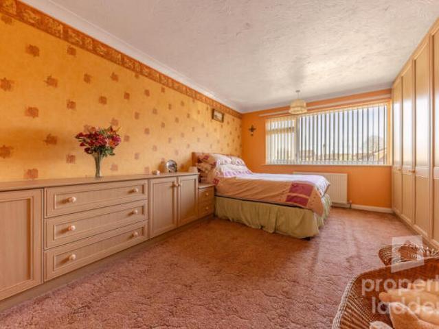 3 bedroom semi detached house for sale in Aylesbury Close, NR3