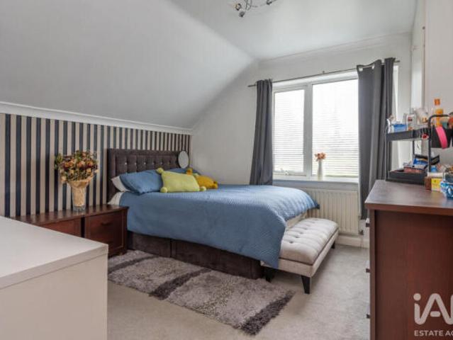 3 bedroom semi detached house for sale in Barnhurst Avenue, London, DA7